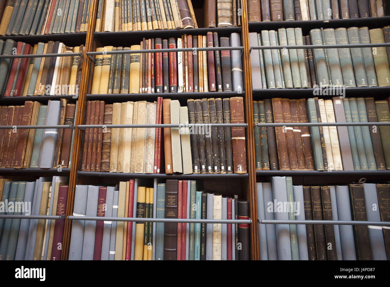 Great Britain, England, London, Victoria and Albert museum, bookshelf ...