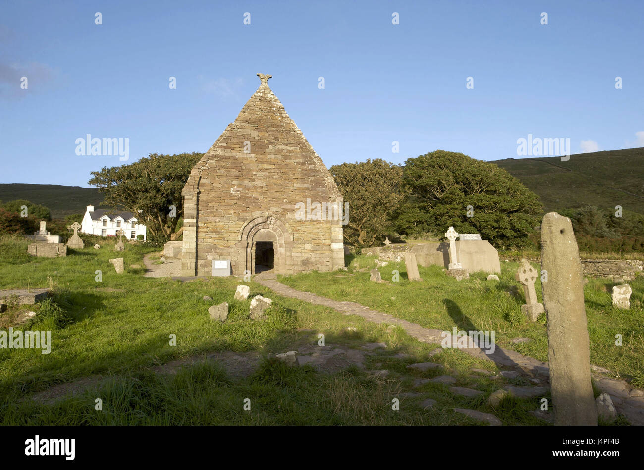 Ireland, Munster, county Kerry, Dingle peninsula, church of Kilmalkedar ...