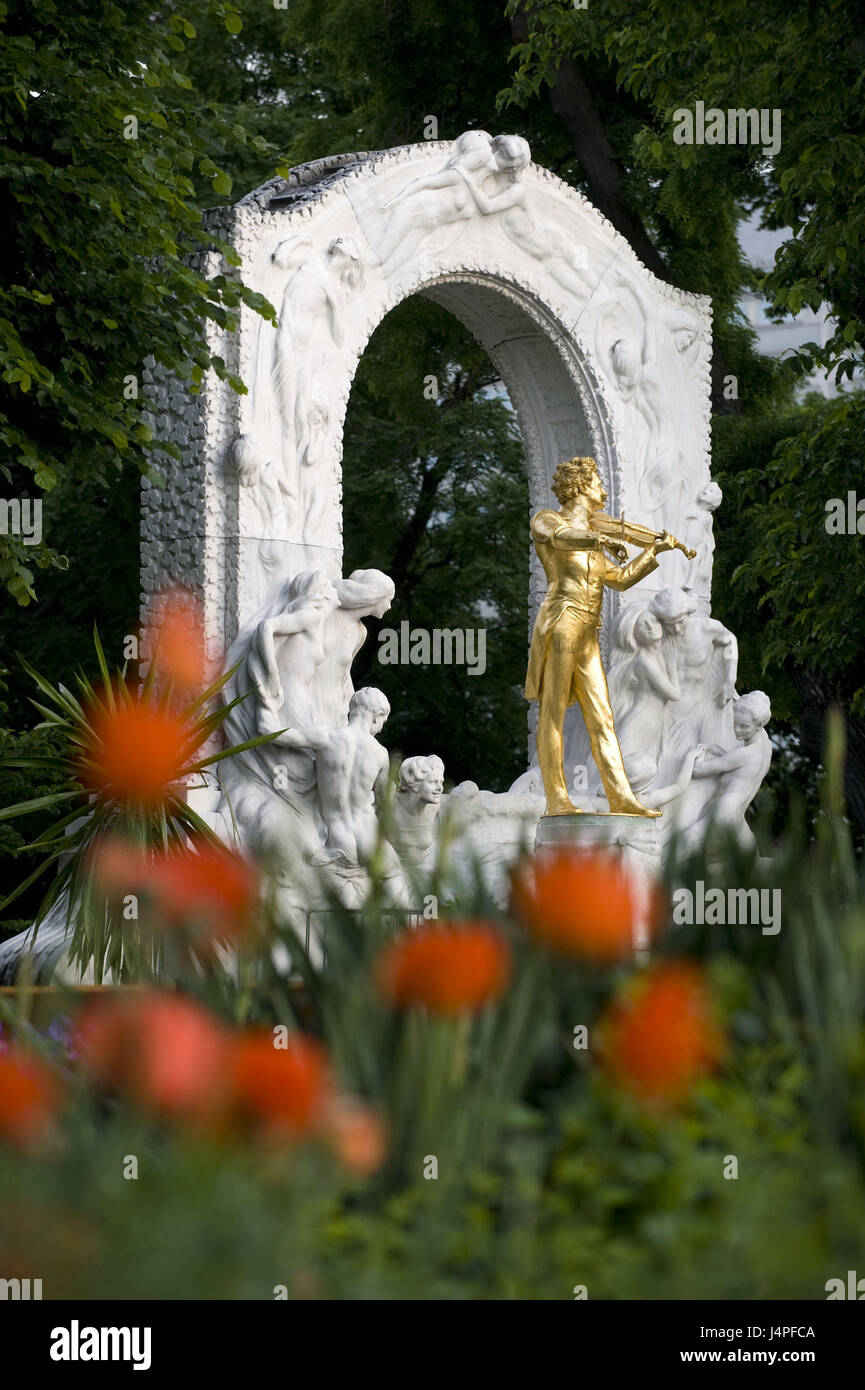 Park statue vienna hi-res stock photography and images - Alamy