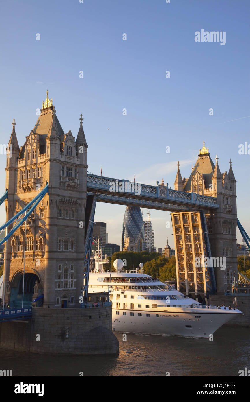 Tower bridge and cruise ship hi-res stock photography and images - Alamy