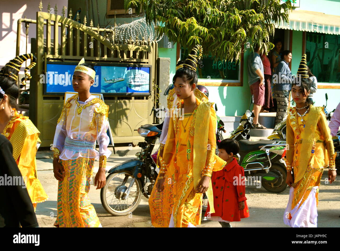 Traditional hindu clothing hi-res stock photography and images - Alamy
