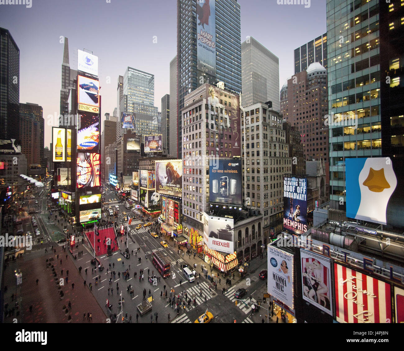New york times square street scene hi-res stock photography and images ...