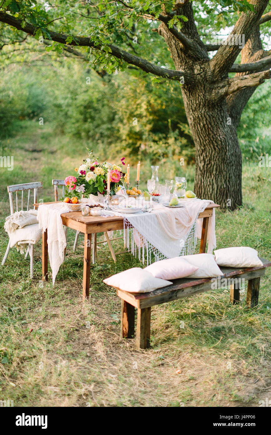 Picnic table hi-res stock photography and images - Alamy