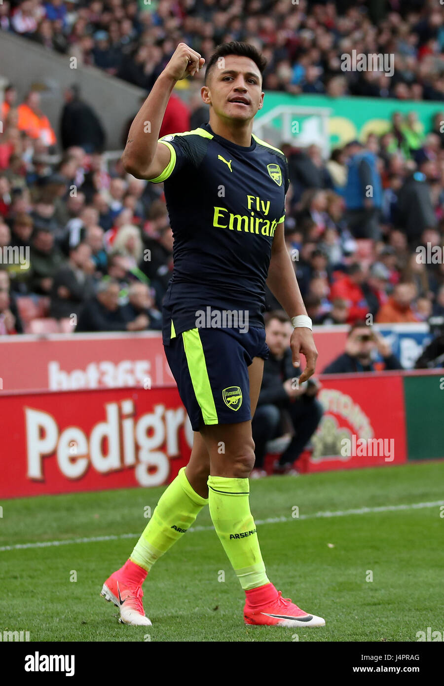 Arsenal's Alexis Sanchez (left) celebrates scoring his side's third ...
