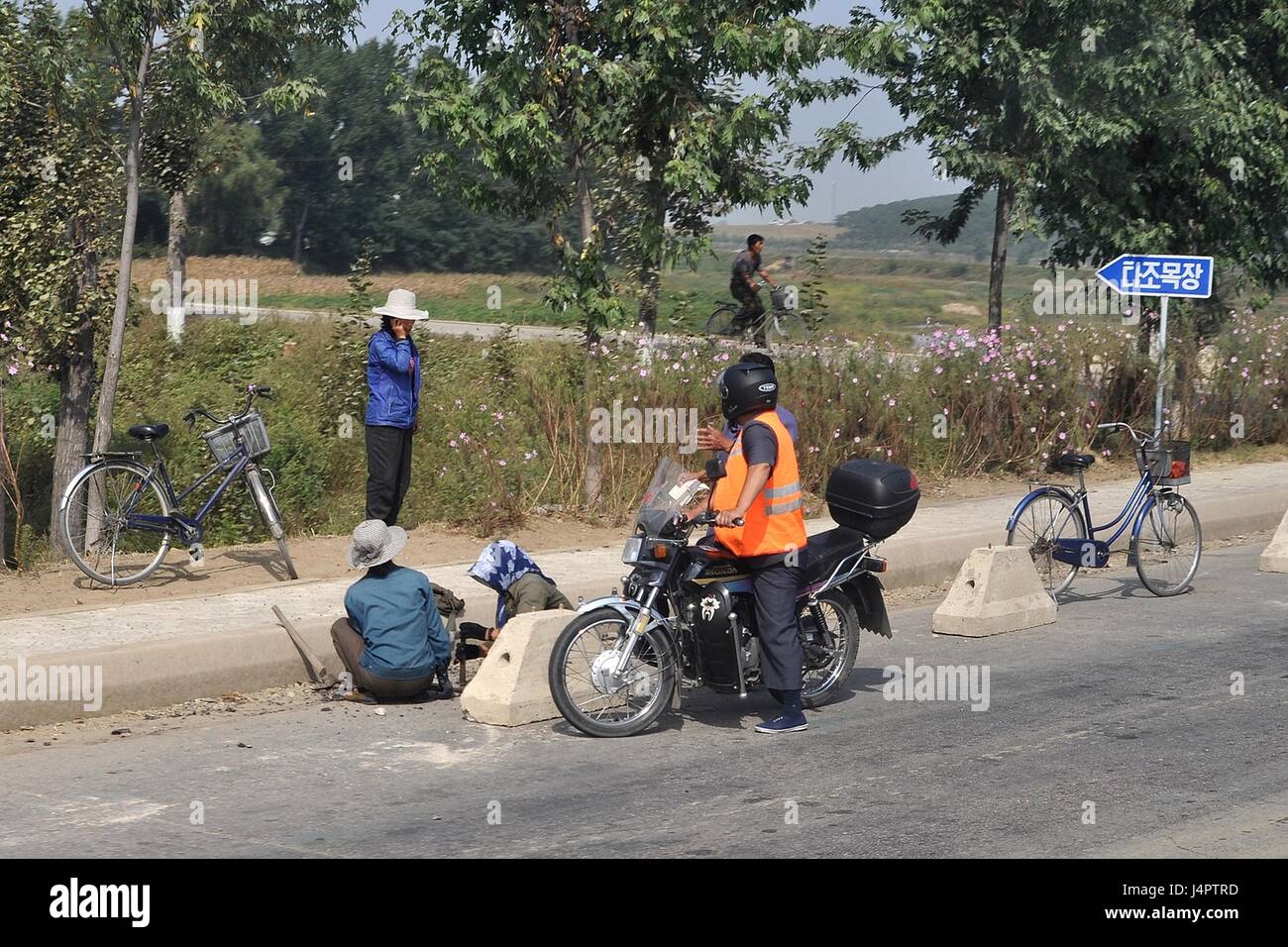 Road repair crew hi-res stock photography and images - Alamy