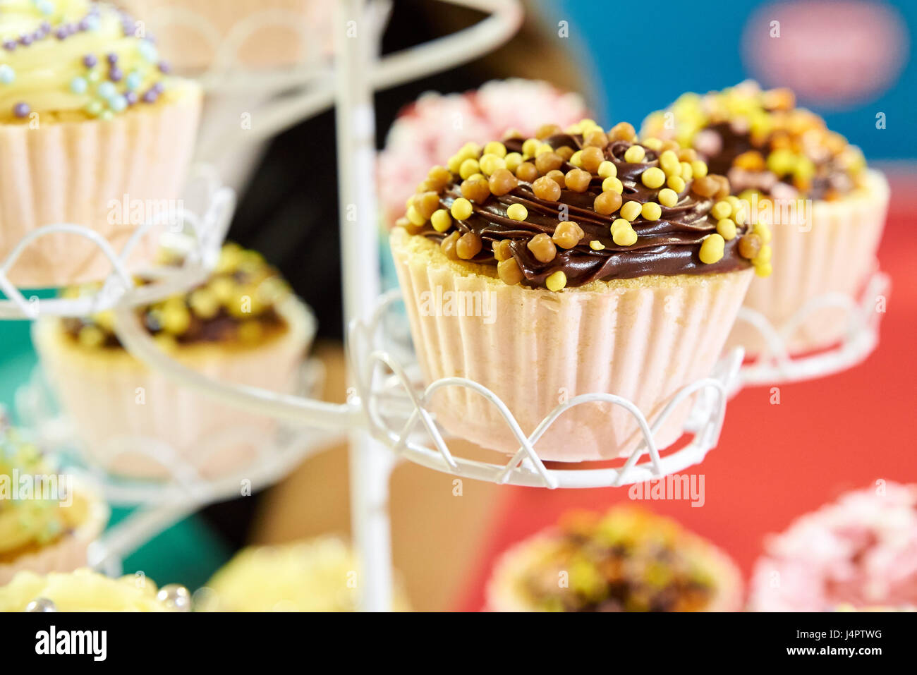 Cupcakes display stand hi-res stock photography and images - Alamy