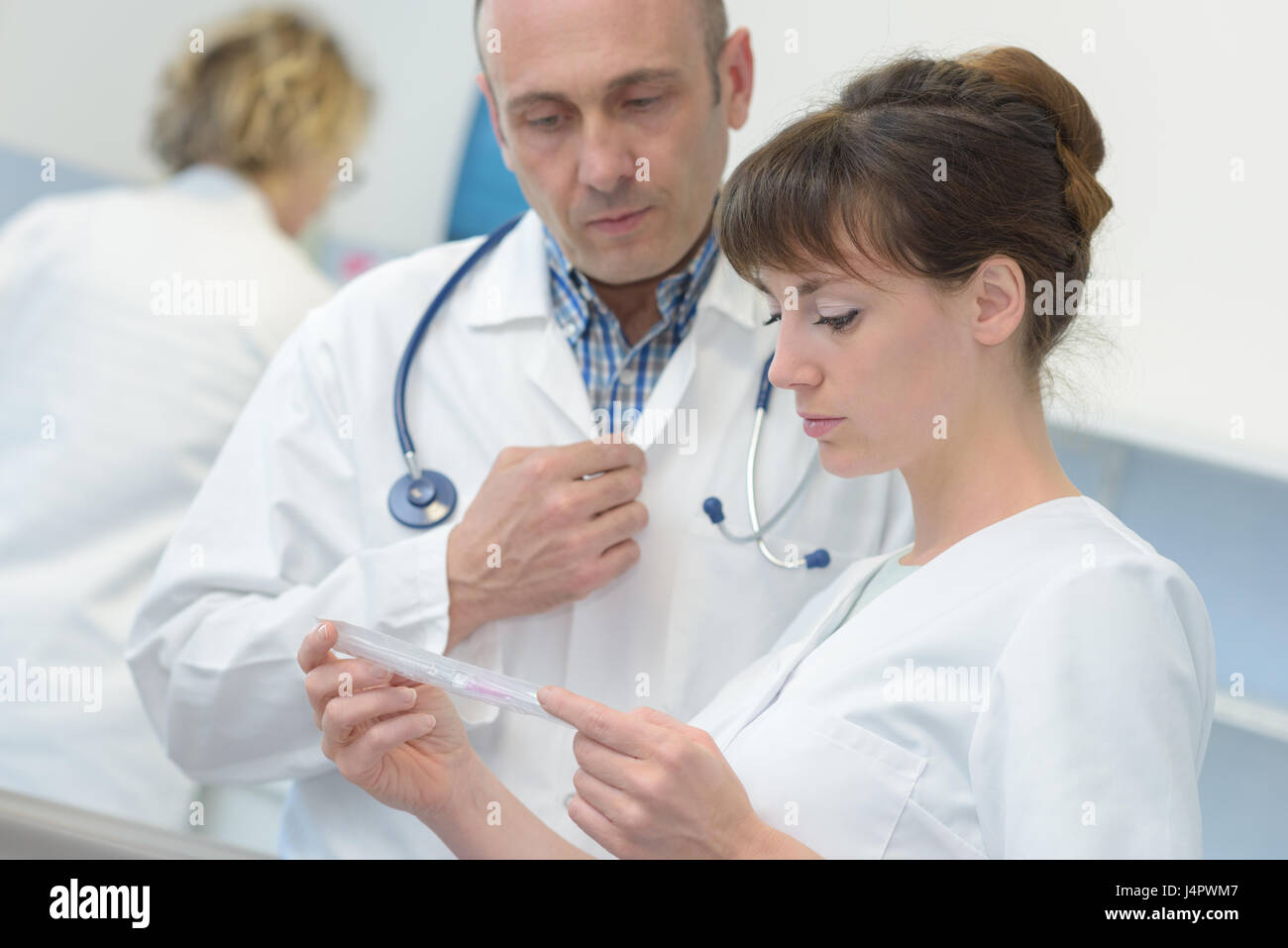 reading a note Stock Photo - Alamy