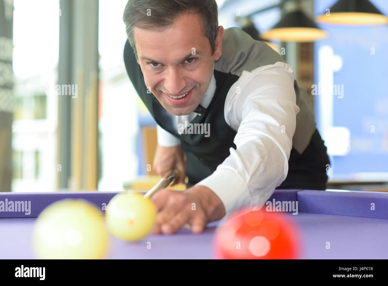 Billiards cue hit hi-res stock photography and images - Alamy