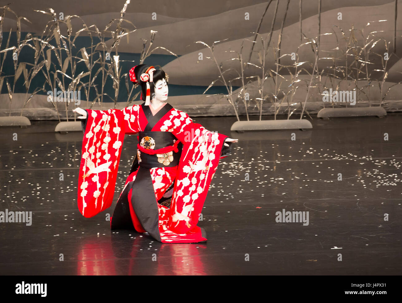 Kabuki dance hi-res stock photography and images - Alamy