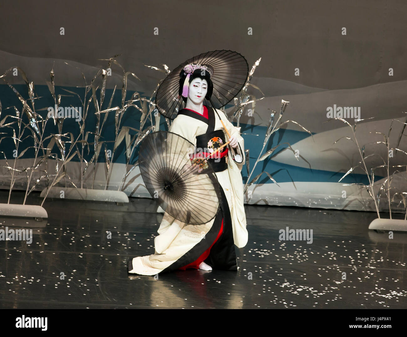 Kabuki dance hi-res stock photography and images - Alamy