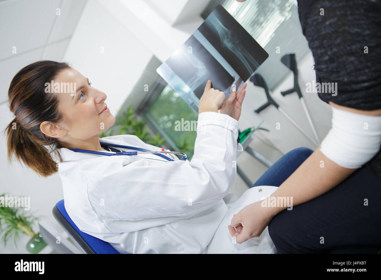 Doctor showing patient an xray of her injured arm Stock Photo - Alamy