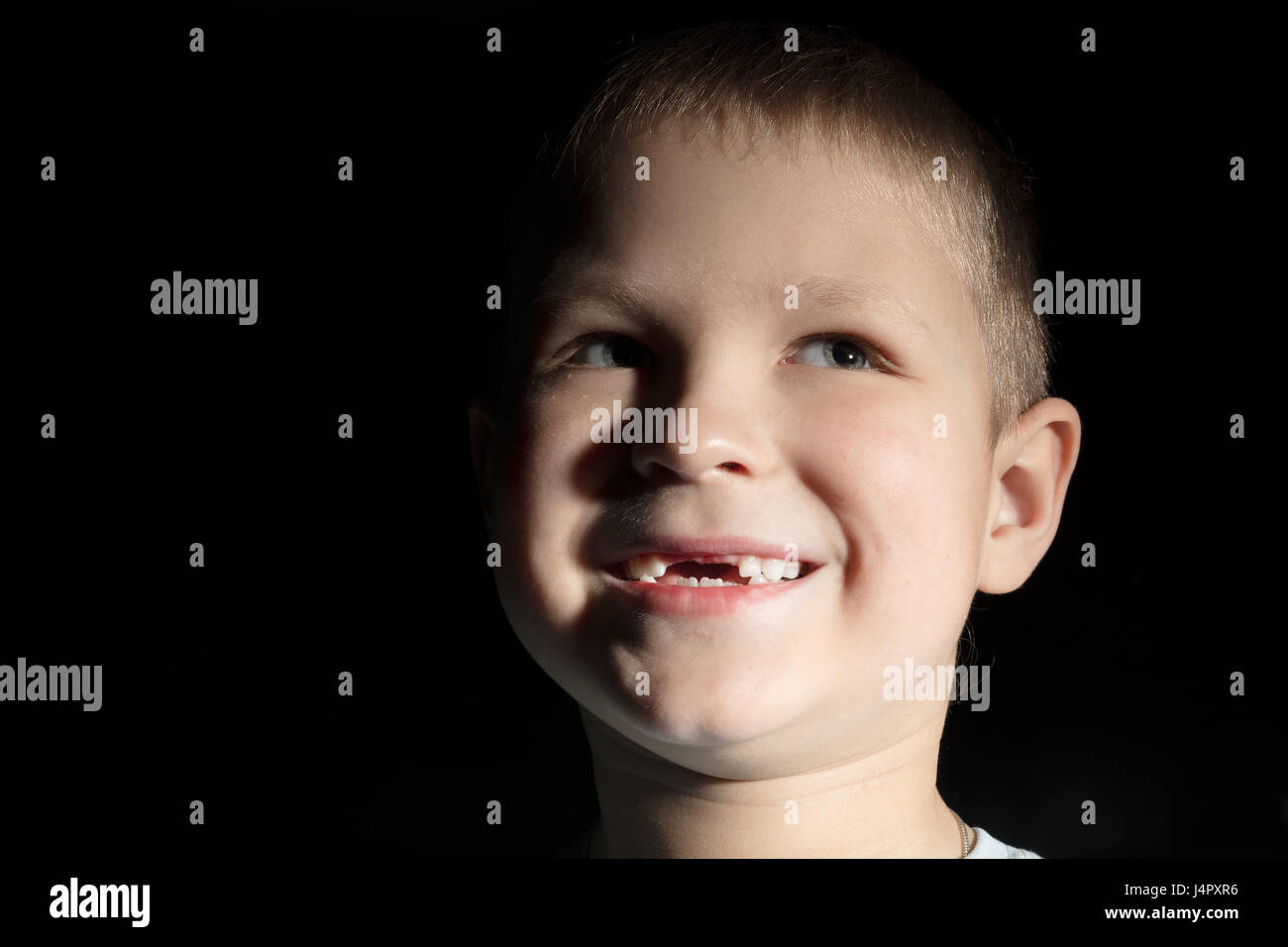 Cute boy missing some front teeth smiling Stock Photo - Alamy