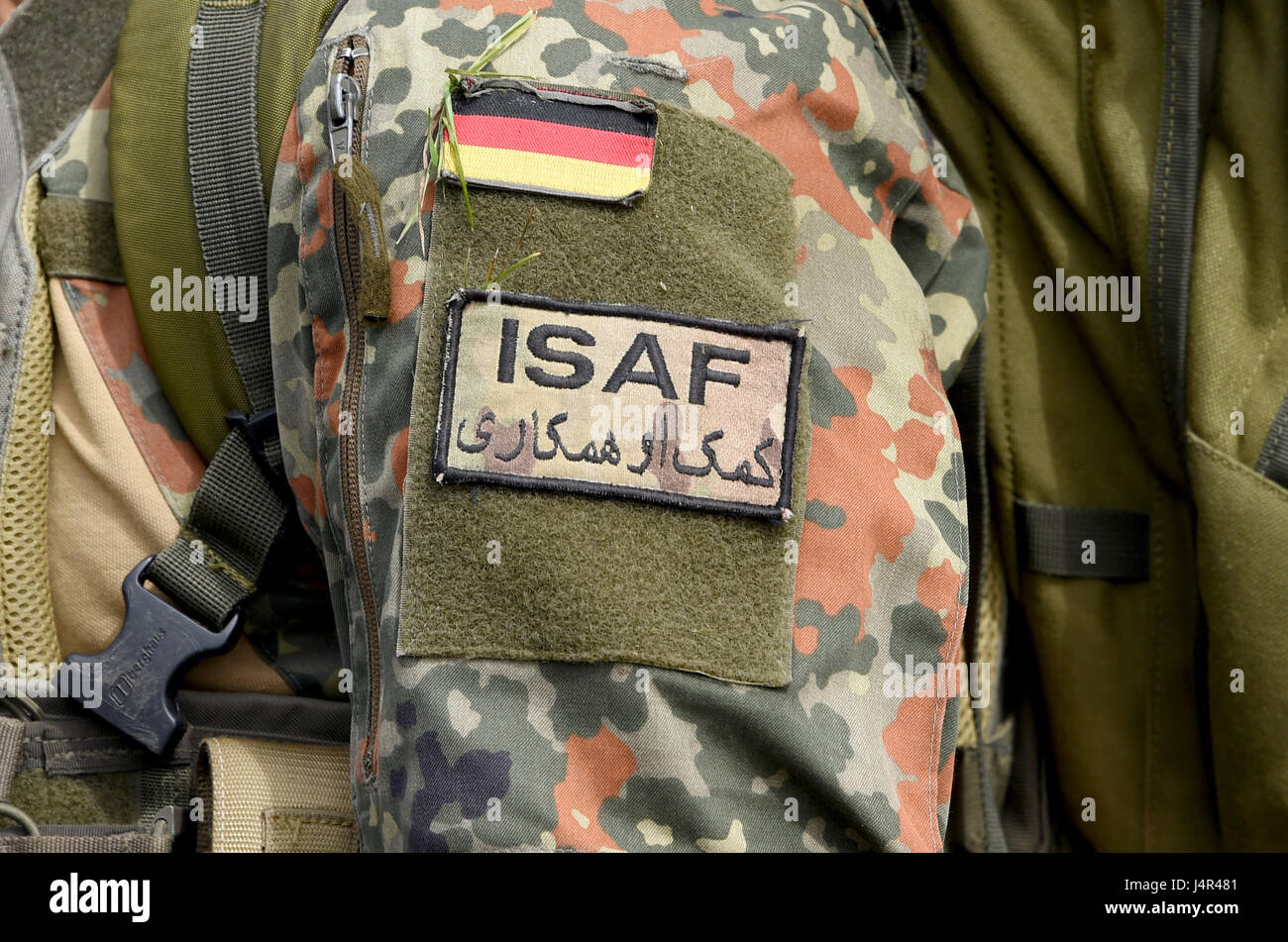 Ahrenvioelfeld, Germany. 10th May, 2017. A paratrooper wears an ISAF ...