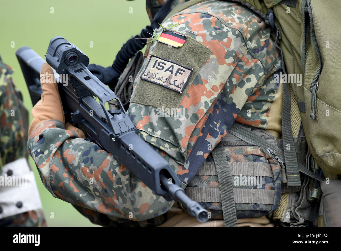 Ahrenvioelfeld, Germany. 10th May, 2017. A paratrooper wears an ISAF ...