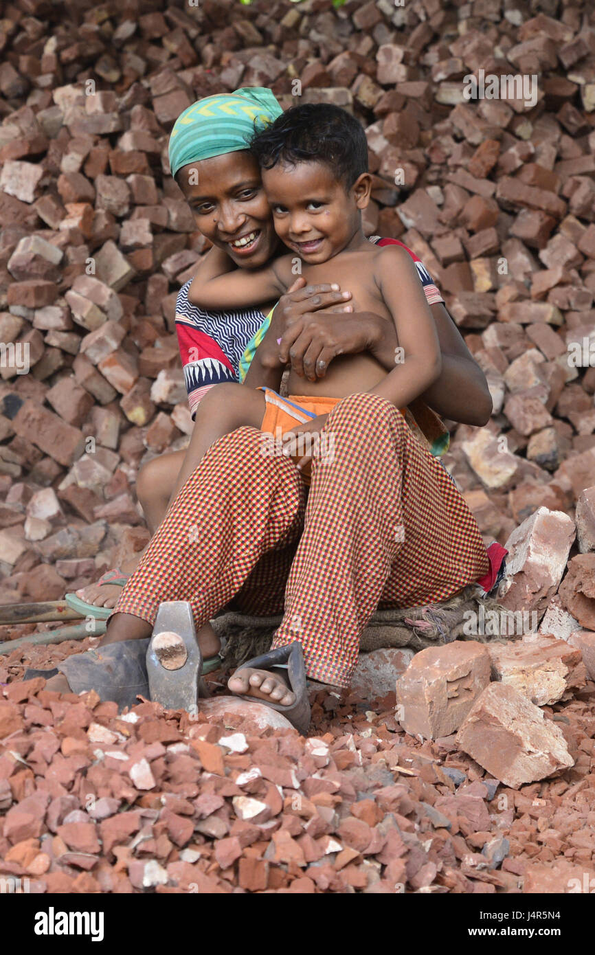 Dhaka, Bangladesh. 13th May, 2017. A worker mother and her child at her ...