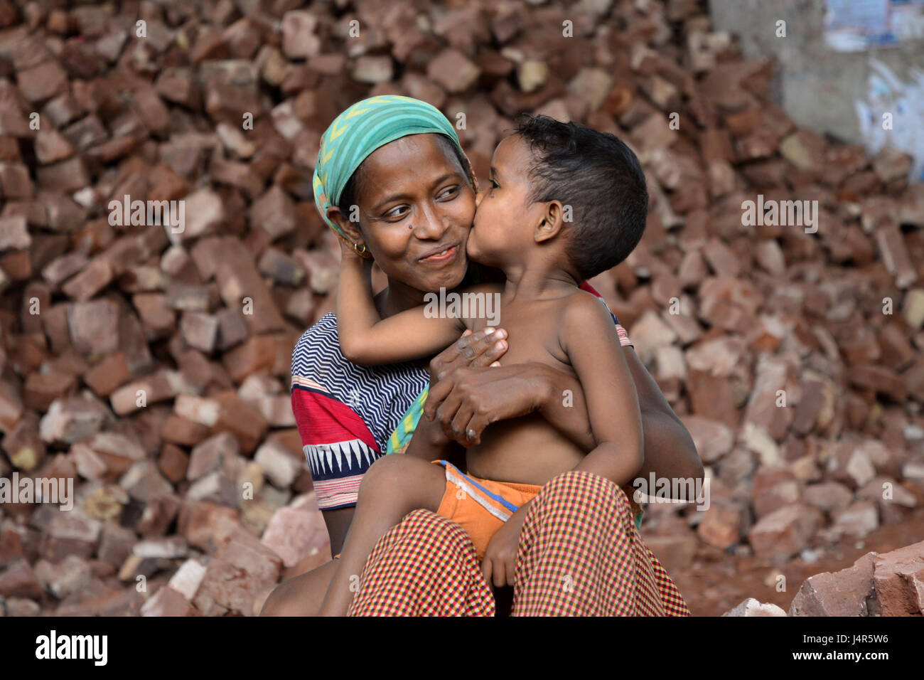 Dhaka, Bangladesh. 13th May, 2017. A worker mother enjoying her child’s ...