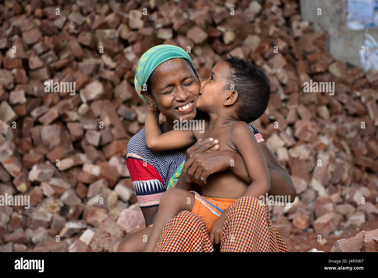 Dhaka, Bangladesh. 13th May, 2017. A worker mother enjoying her child’s ...