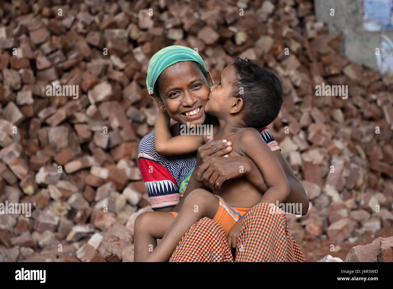 Dhaka, Bangladesh. 13th May, 2017. A worker mother enjoying her child’s ...