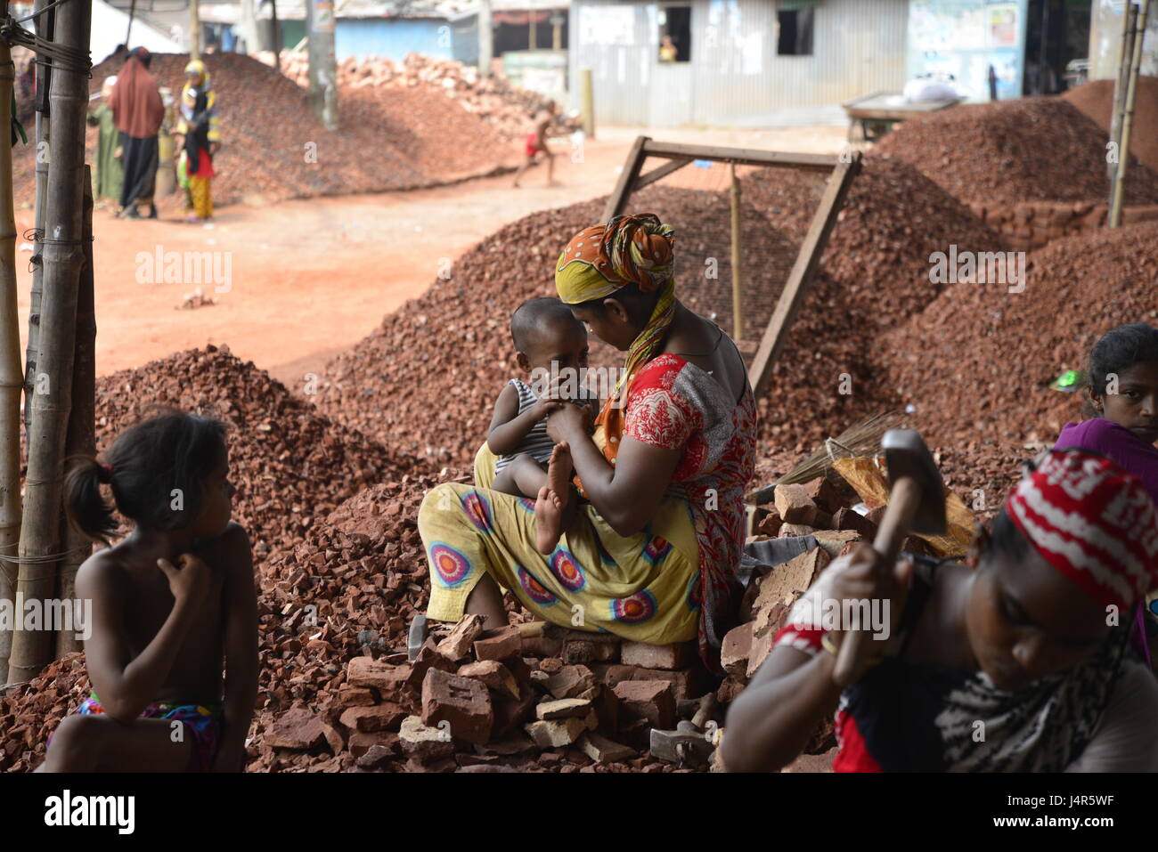 Dhaka, Bangladesh. 13th May, 2017. A worker mother and her child at her ...