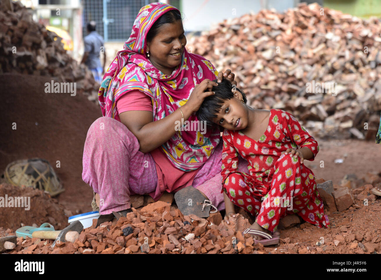Dhaka, Bangladesh. 13th May, 2017. A worker mother and her child at her ...
