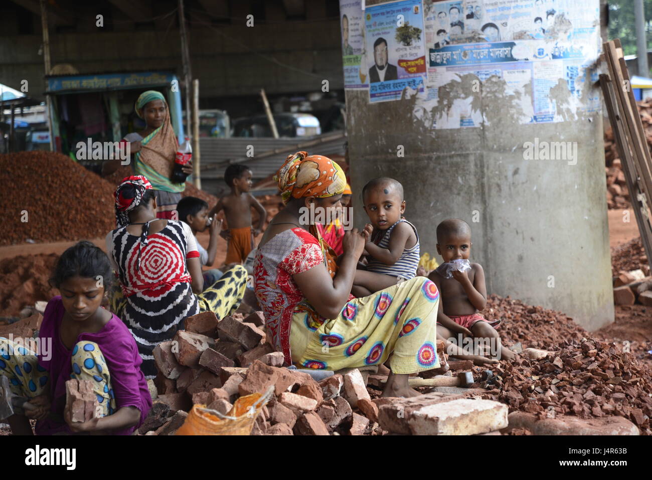 Dhaka, Bangladesh. 13th May, 2017. A worker mother and her child at her ...