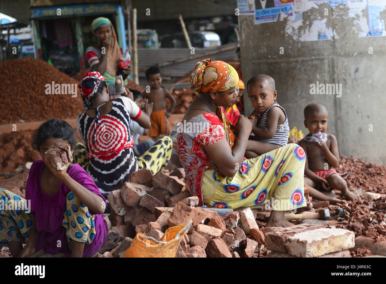 Dhaka, Bangladesh. 13th May, 2017. A worker mother and her child at her ...
