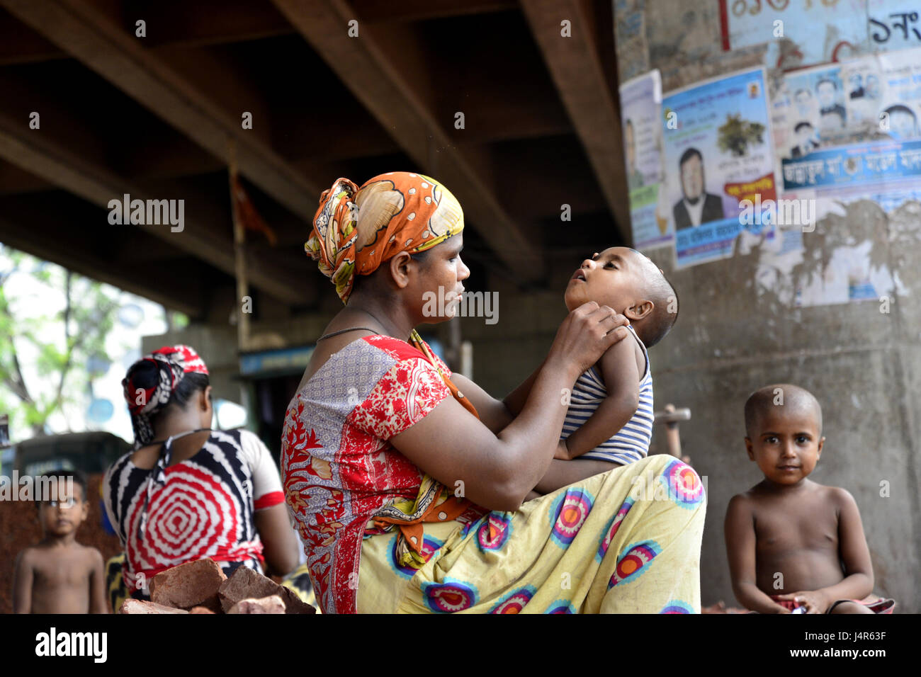Dhaka, Bangladesh. 13th May, 2017. A worker mother and her child at her ...