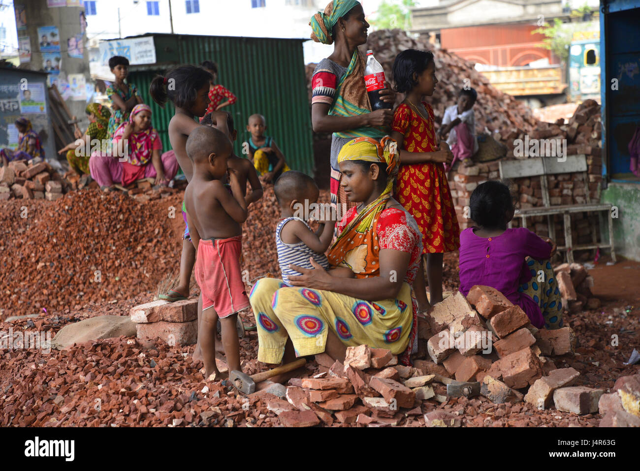 Dhaka, Bangladesh. 13th May, 2017. A worker mother and her child at her ...