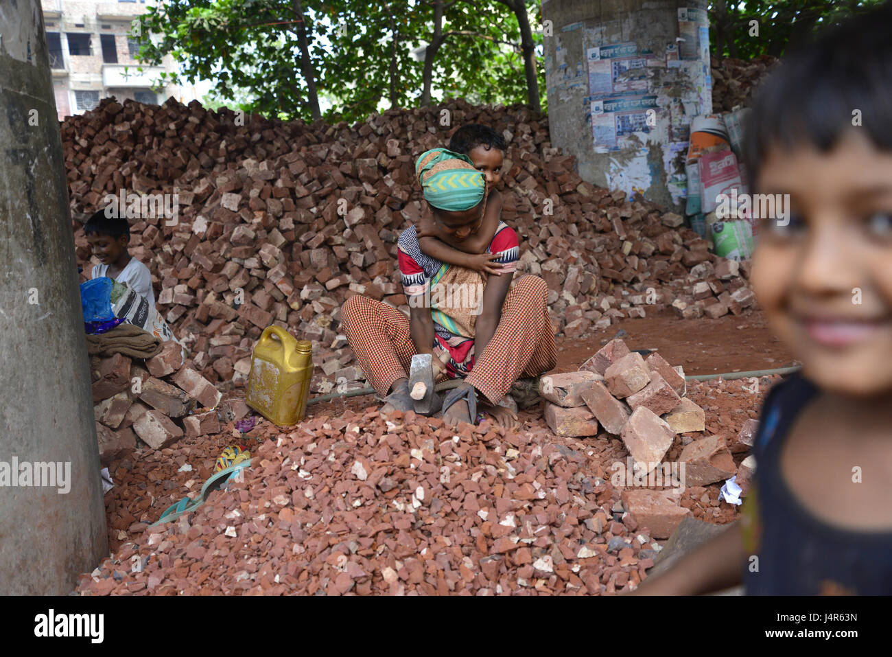 Dhaka, Bangladesh. 13th May, 2017. A worker mother and her child at her ...