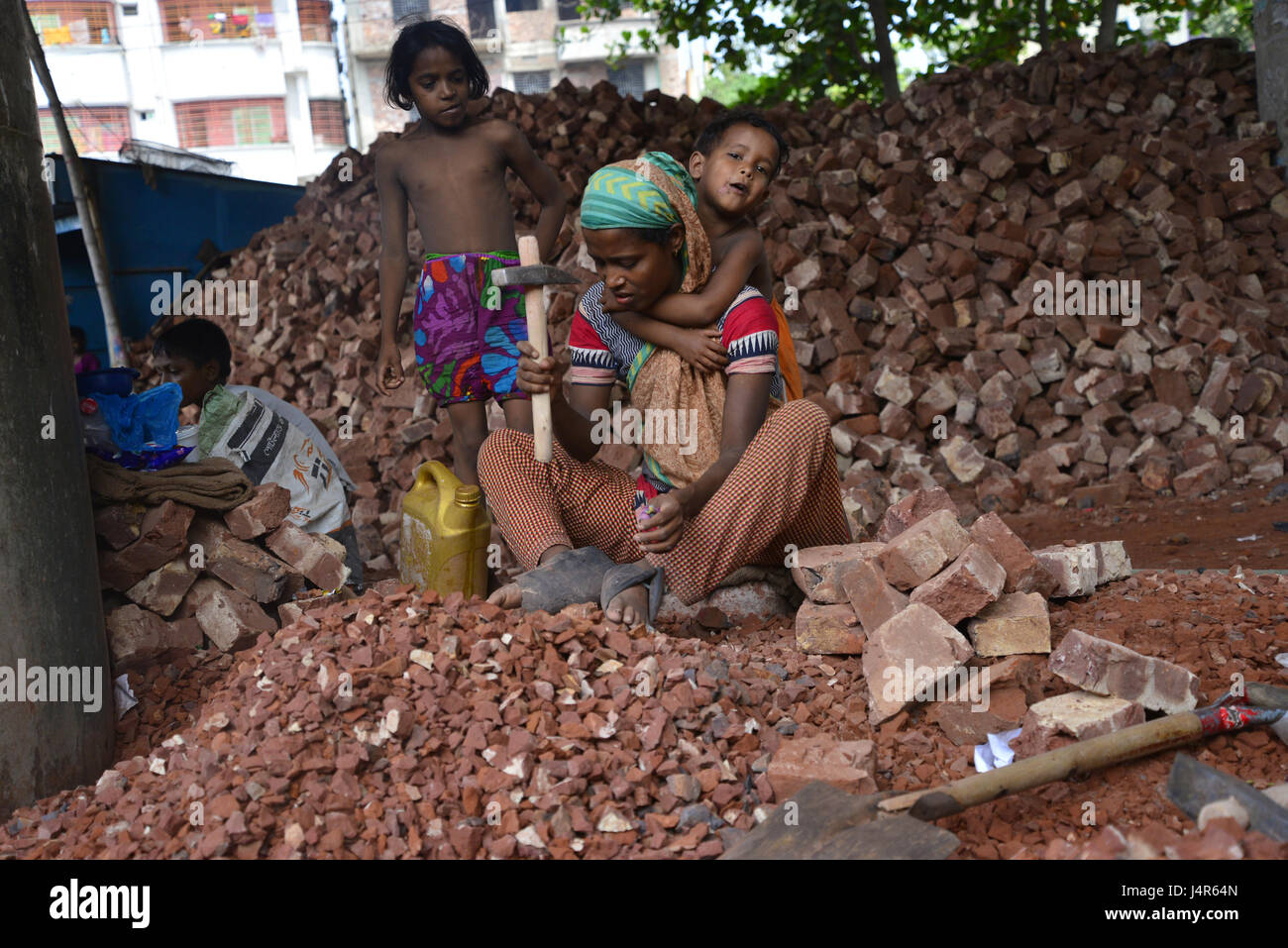 Dhaka, Bangladesh. 13th May, 2017. A worker mother and her child at her ...