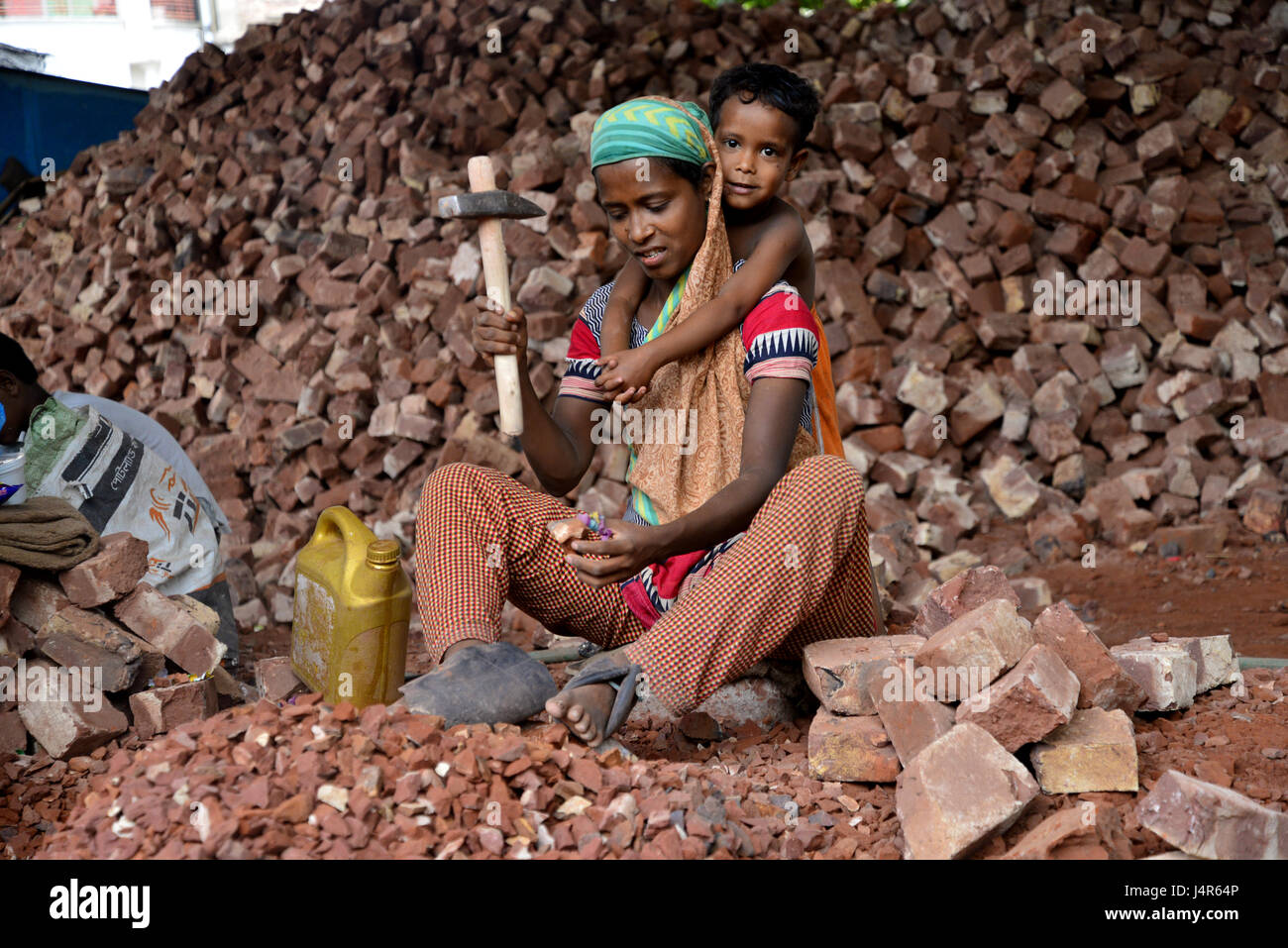 Dhaka, Bangladesh. 13th May, 2017. A worker mother and her child at her ...