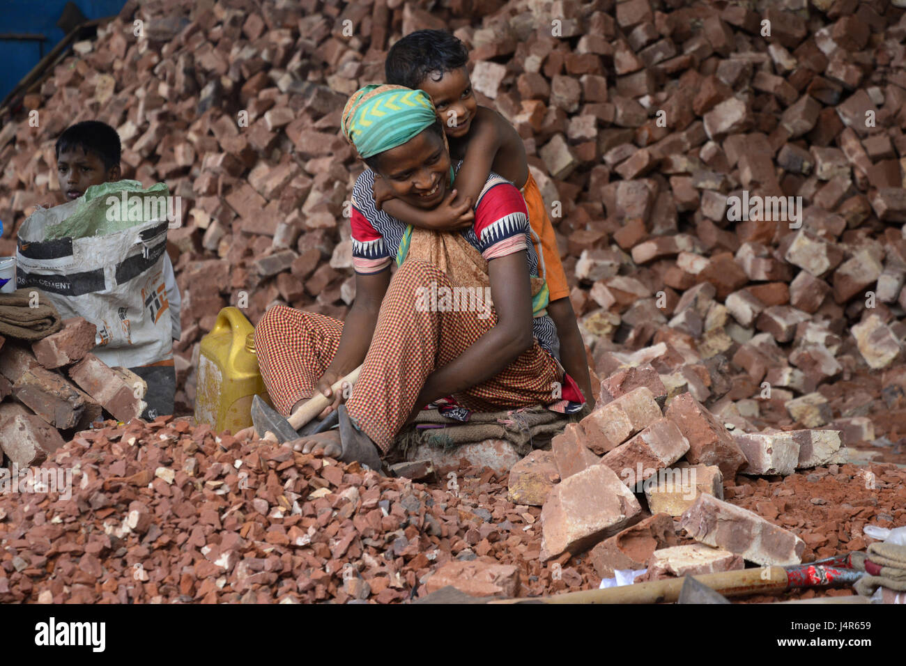 Dhaka, Bangladesh. 13th May, 2017. A worker mother and her child at her ...