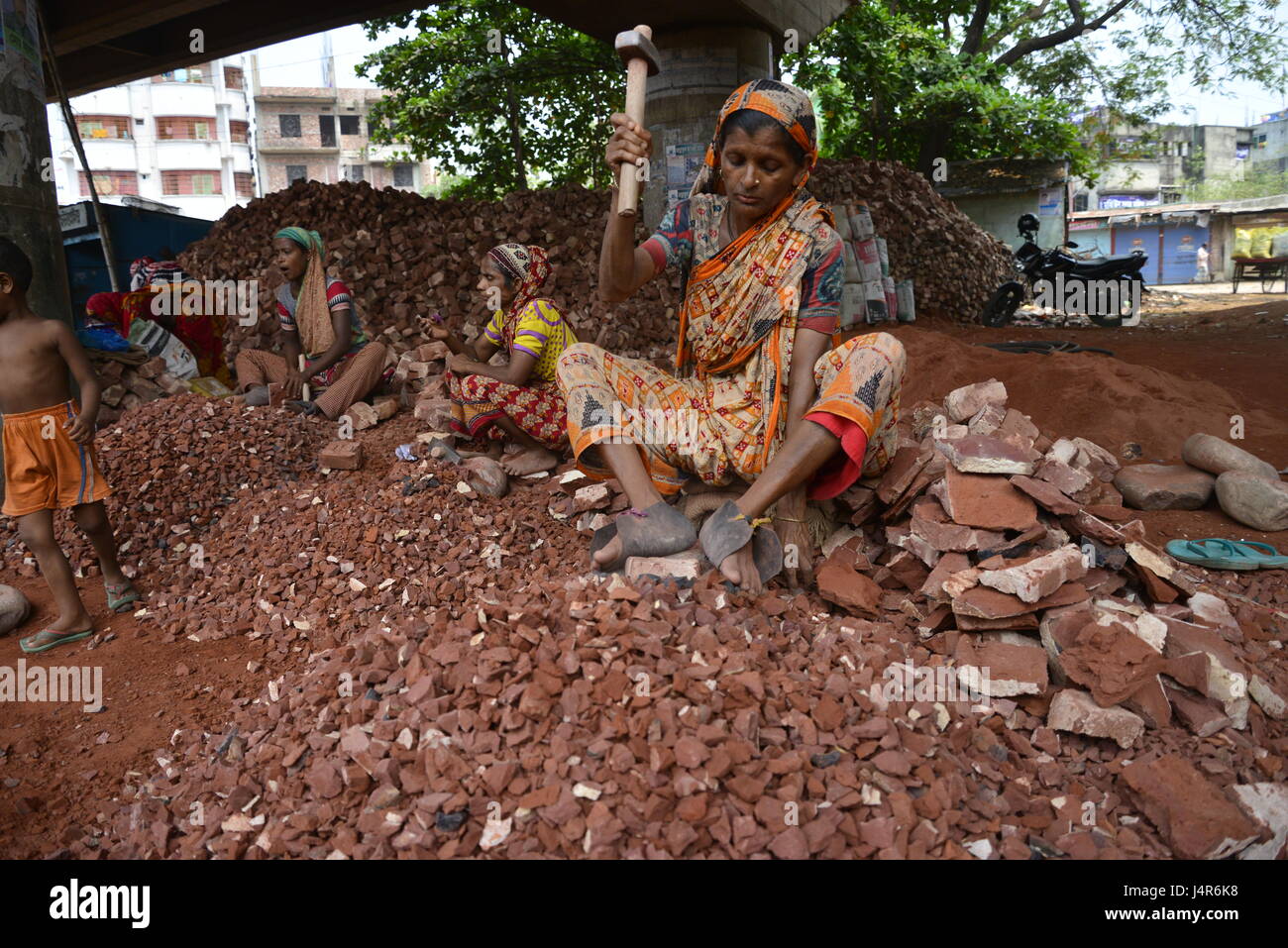 Children labour bricks hi-res stock photography and images - Alamy