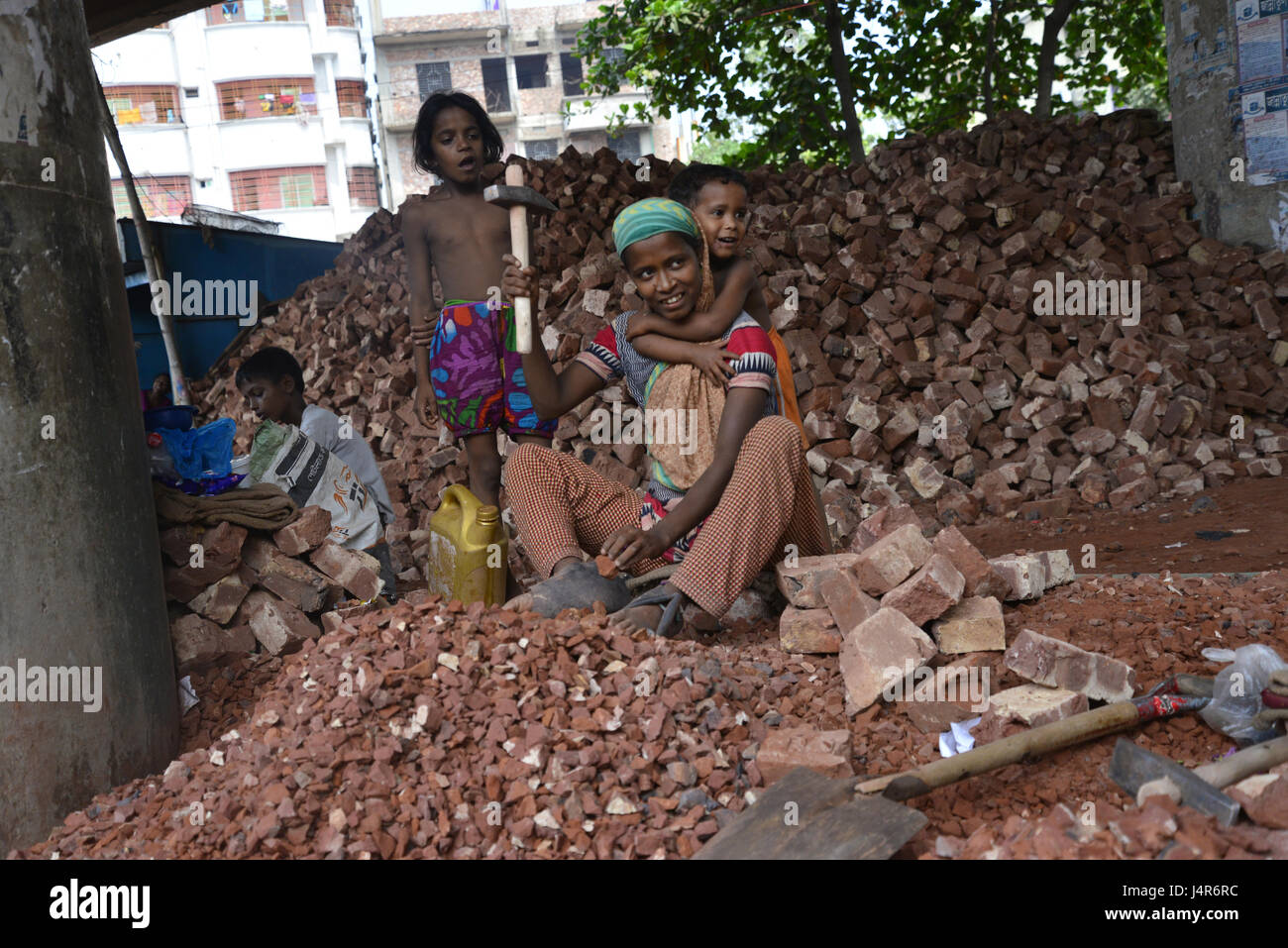 Dhaka, Bangladesh. 13th May, 2017. Bangladeshi women and Childs break ...