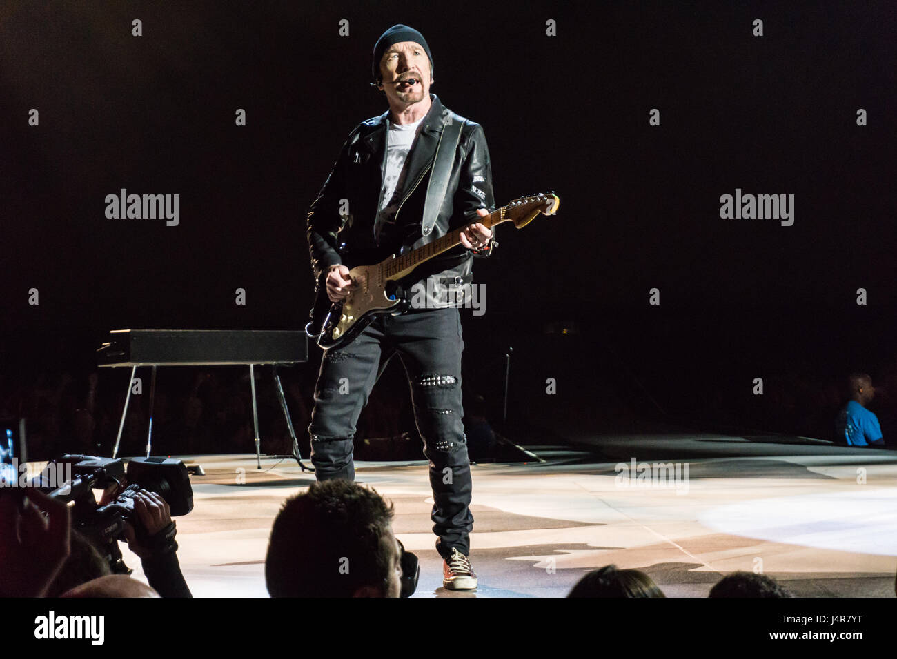 The edge u2 hi-res stock photography and images - Alamy