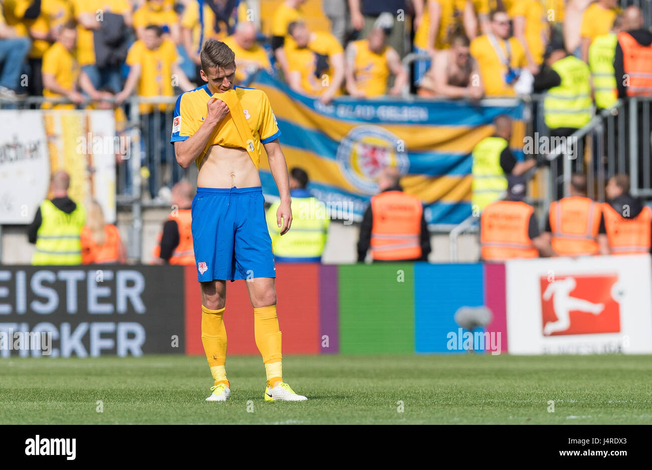 Bielefeld, Germany. 14th May, 2017. Braunschweig's Gustav Valsvik ...