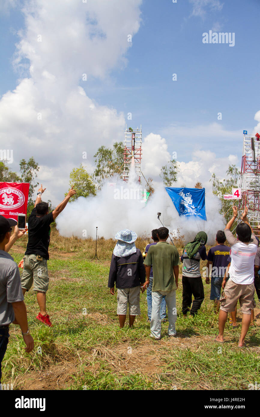 Yasothon, Thailand. 14th May, 2017. Rocket crews watch a giant homemade ...