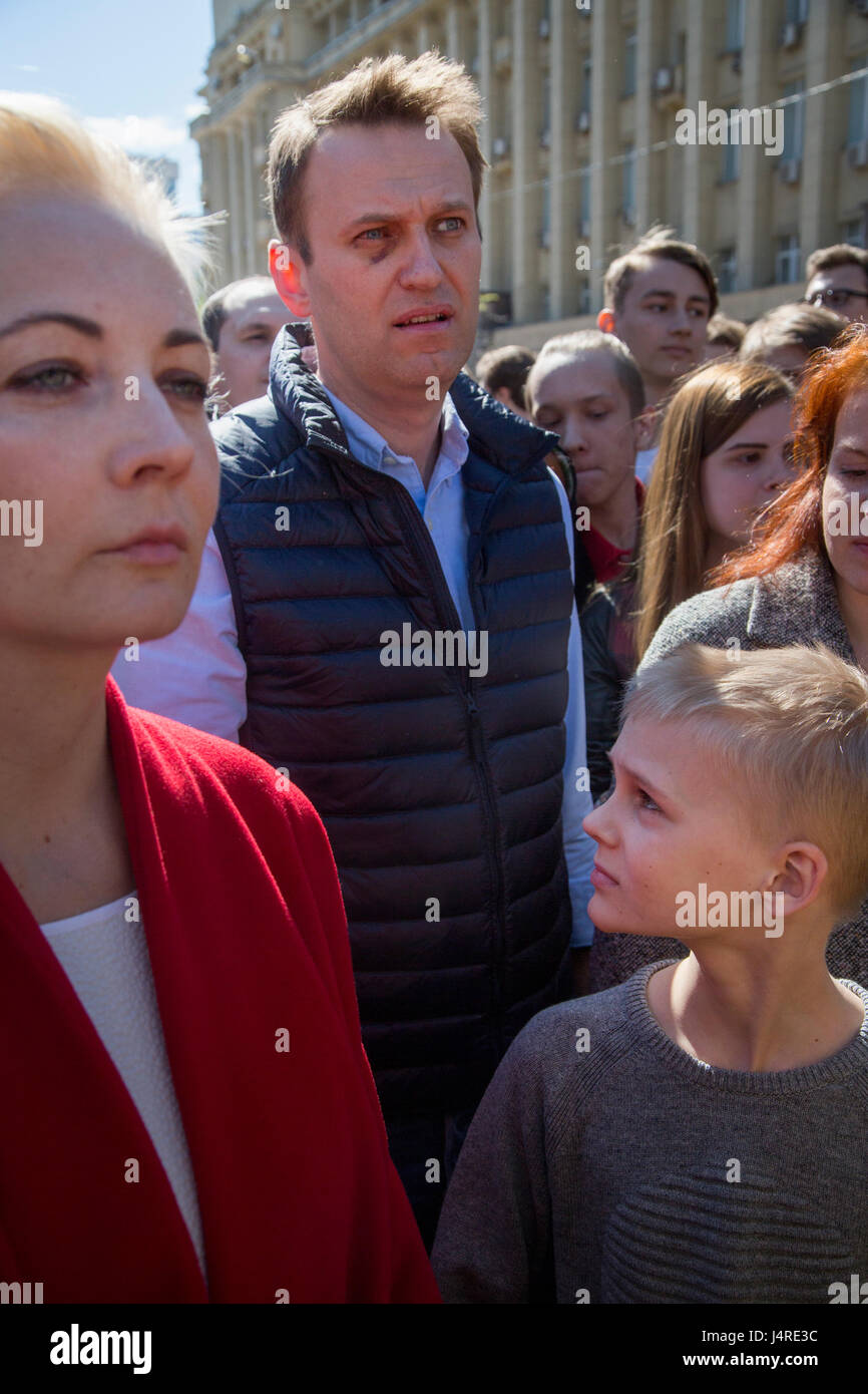 Moscow, Russia. 14th May, 2017. Alexei Navalny, his wife Yulia and son ...