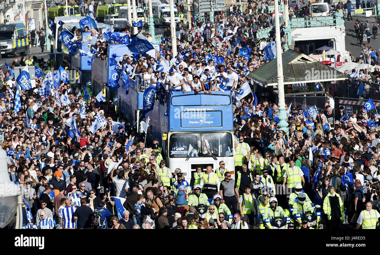 Brighton, UK. 14th May, 2017. Thousands of fans line Brighton seafront ...