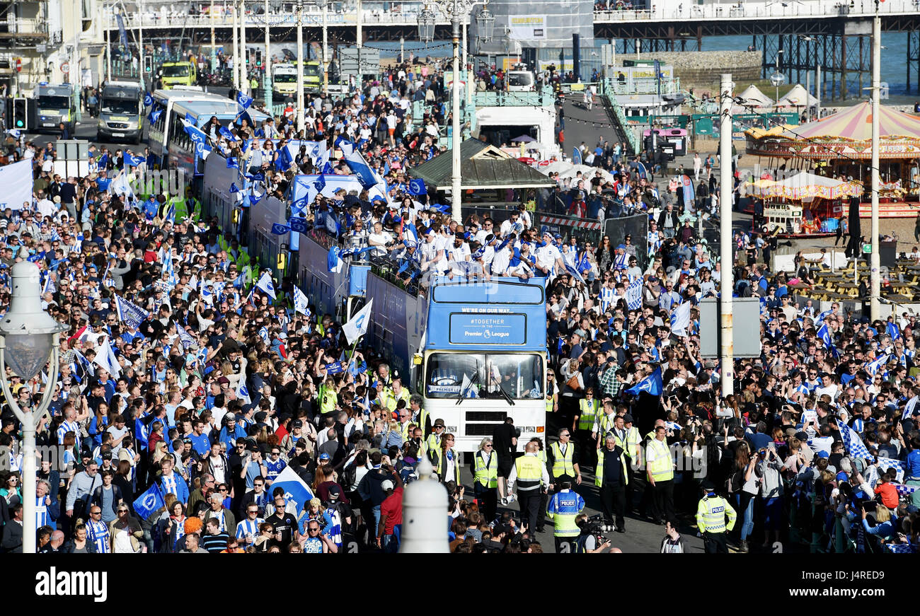 Brighton, UK. 14th May, 2017. Thousands of fans line Brighton seafront ...