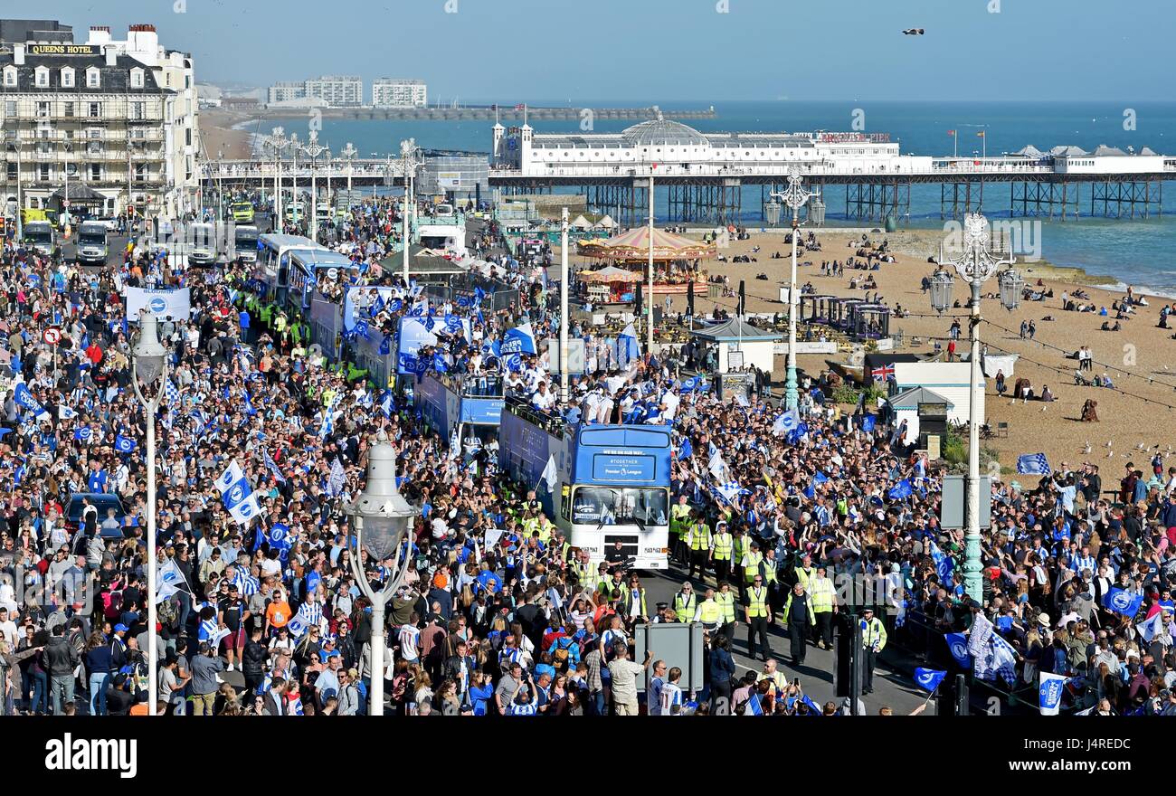 Brighton seafront bus parade hi-res stock photography and images - Alamy