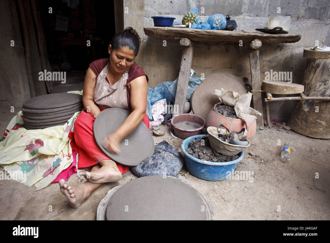 El Salvador, Guatajiagua, woman, do pottery Stock Photo - Alamy