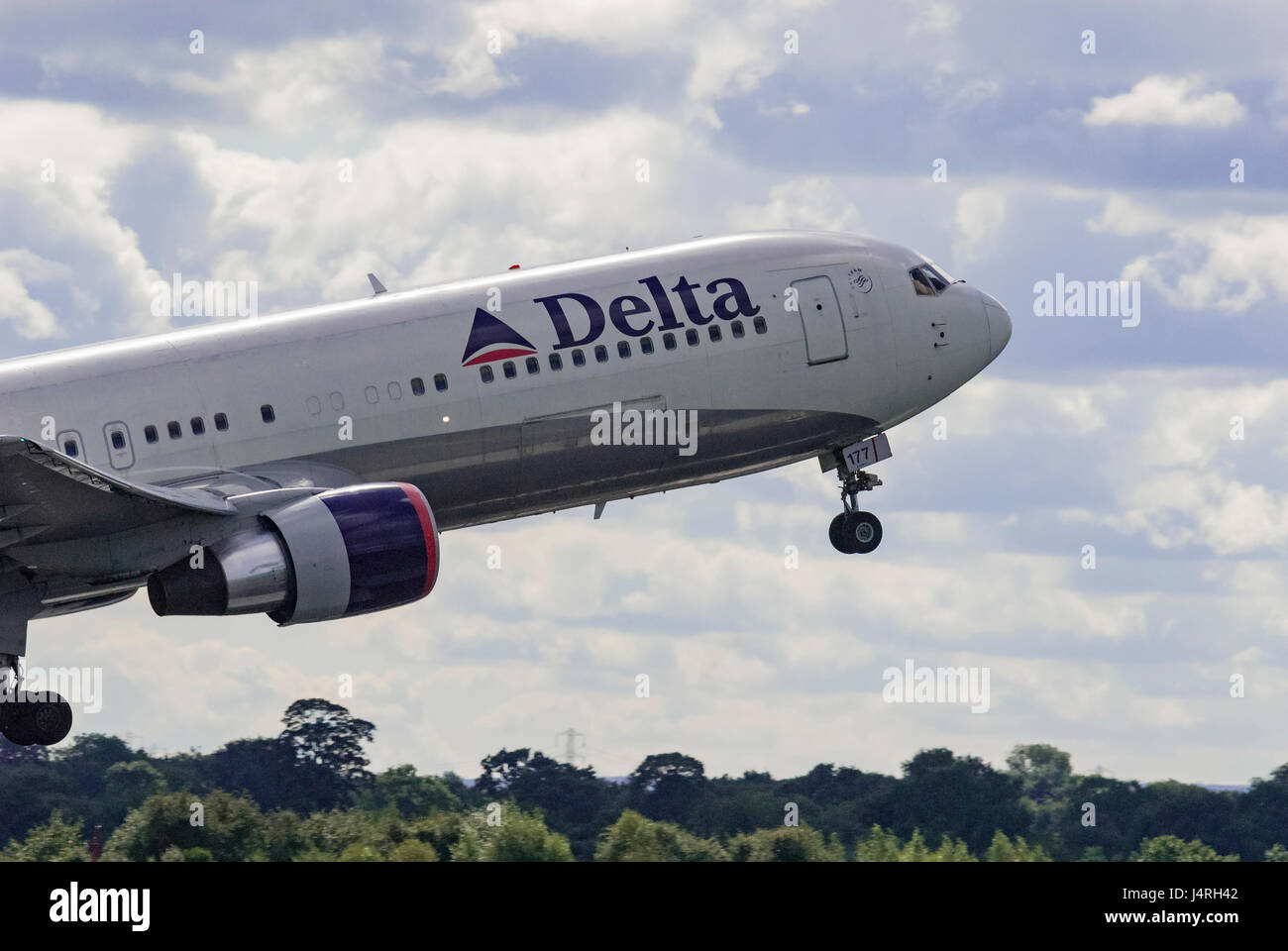 Delta airlines Boeing 757-232 takeoff Stock Photo - Alamy