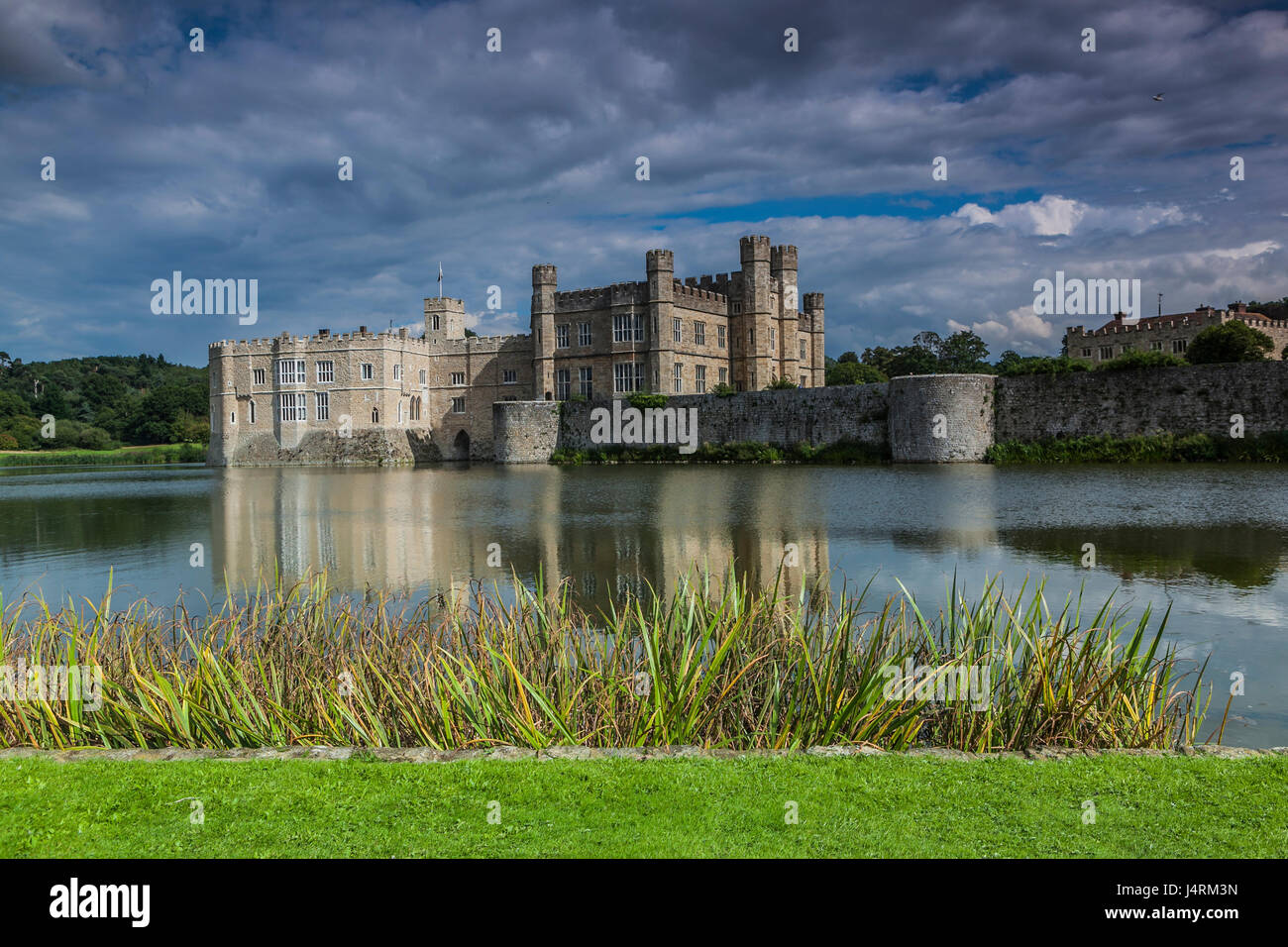 Leeds castle moat kent england hi-res stock photography and images - Alamy