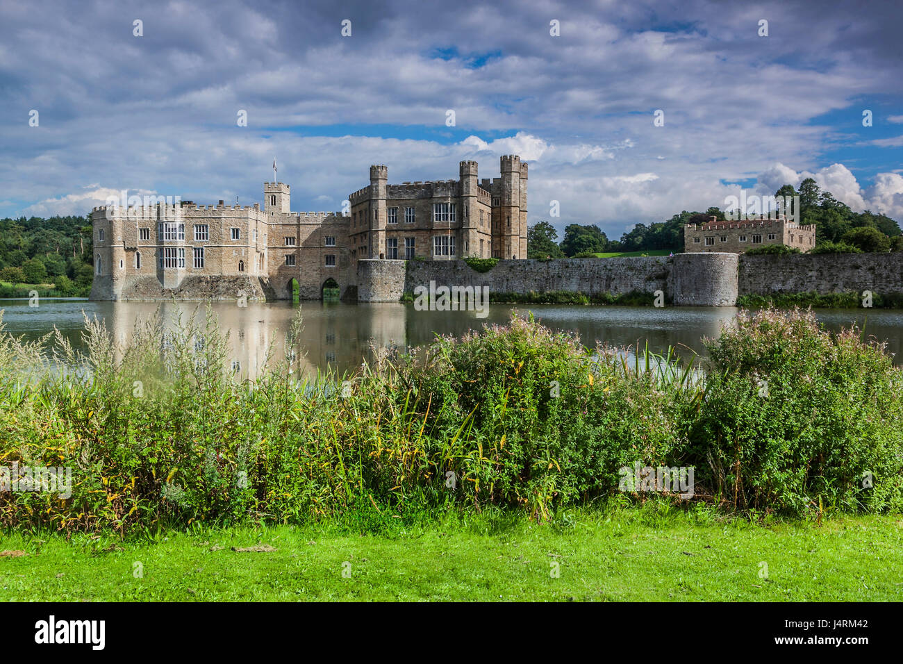 Leeds castle in kent england hi-res stock photography and images - Alamy