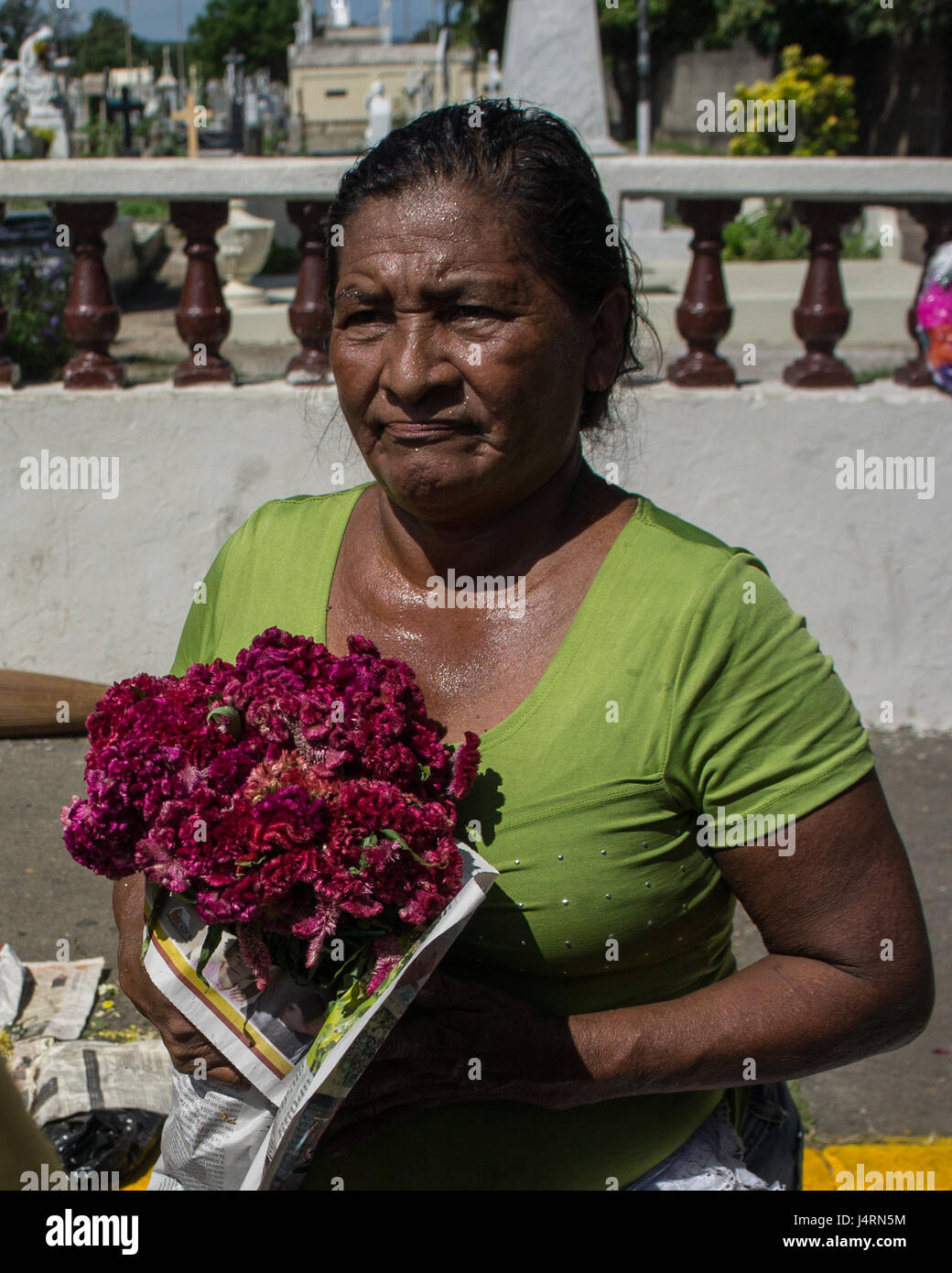 Lady selling flowers, day of the dead nicaragua Stock Photo - Alamy