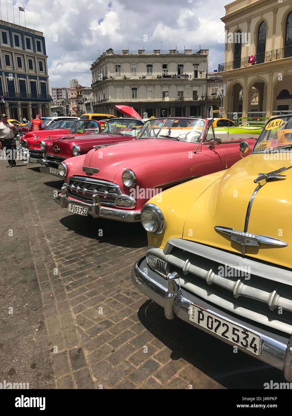 Vintage car line up Stock Photo - Alamy