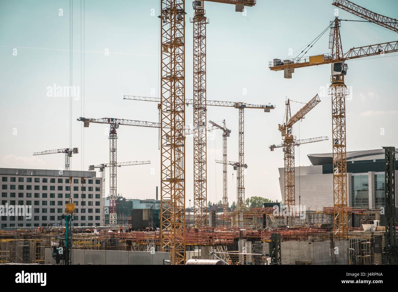Construction cranes skyline hi-res stock photography and images - Alamy