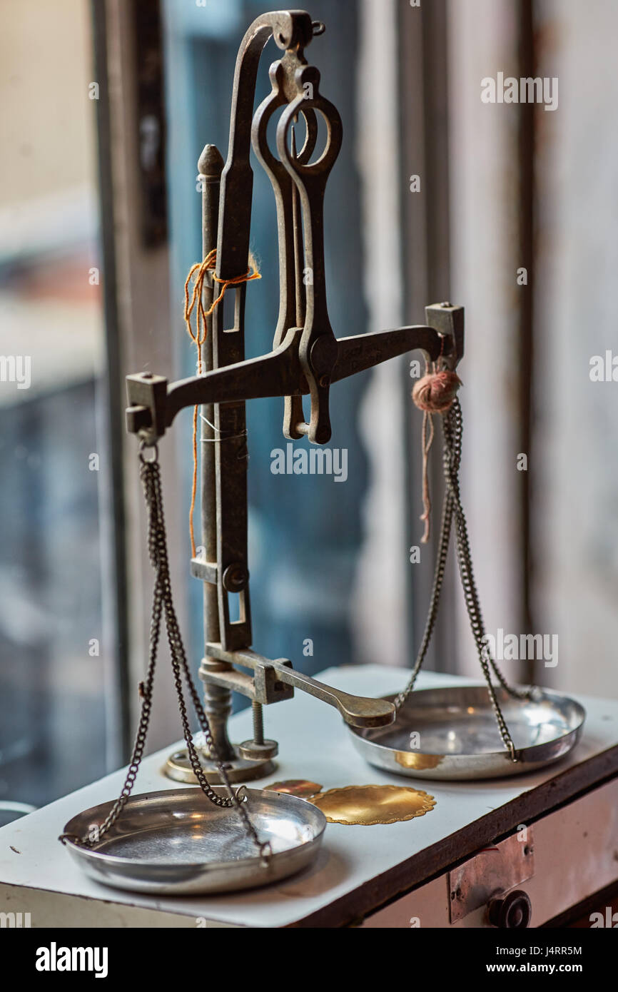 Balance scale and india market hi-res stock photography and images - Alamy