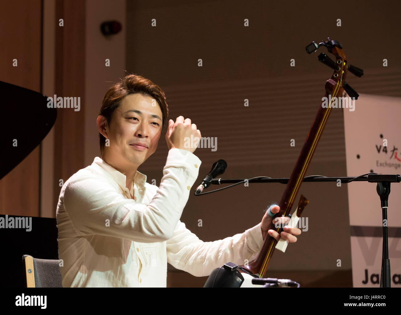 Agatsuma Hiromitsu japanese artist plays on samisen in Budapest Stock ...